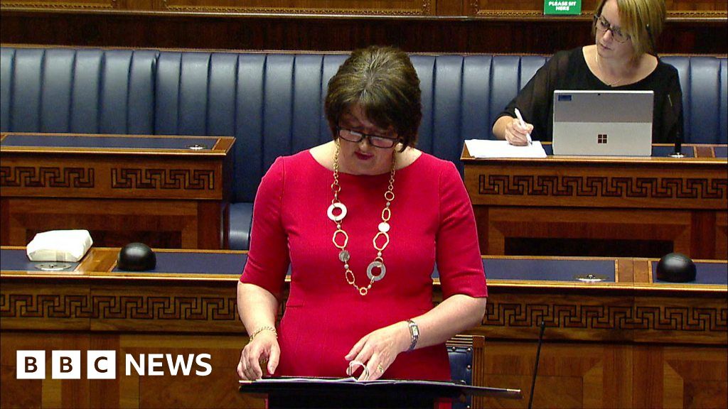 Pub closing times: 'We would prefer that everyone works with us' - BBC News