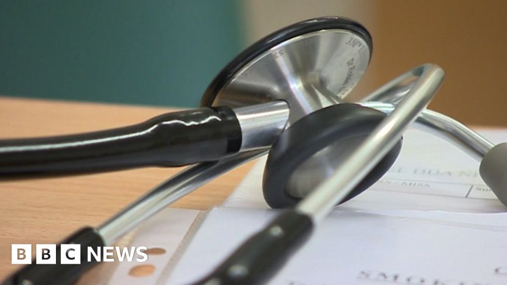 Hywel Dda campaign to improve lung cancer diagnoses - BBC News