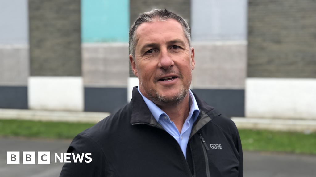 Education member opposes Guernsey post-16 funding plans - BBC News