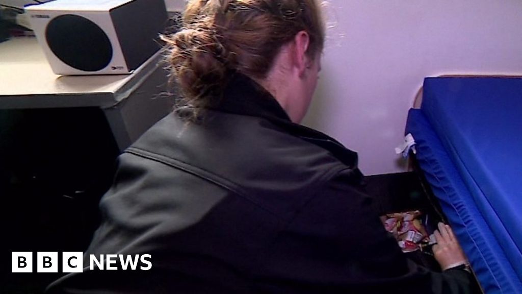 Uni graduates becoming prison officers - BBC News