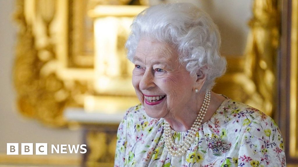 Queen Elizabeth II remembered in Dorset as tributes pour in - BBC News