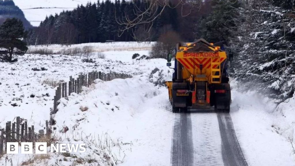 Somerset Council ‘confident’ it has enough grit for winter - BBC News
