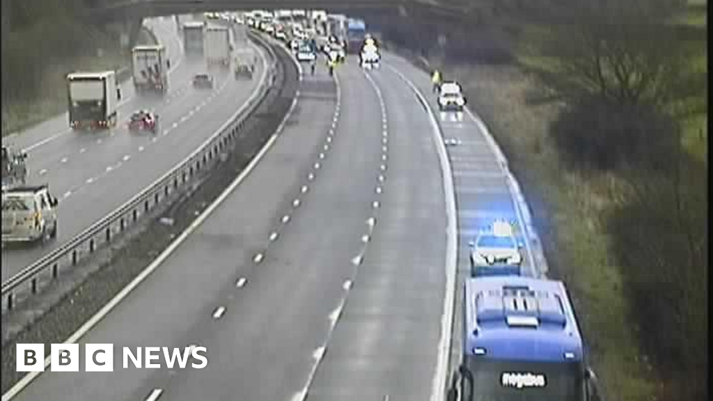 M4 near Swindon reopens after coach crash - BBC News