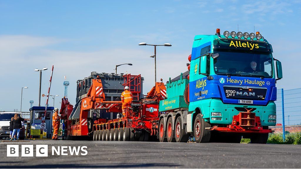 How a huge load completed a 12mph trip from Ipswich to Burwell - BBC News