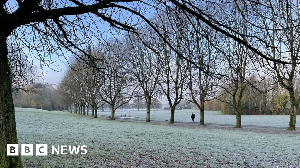 Cold weather: Northern Ireland ice warning extended until Sunday - BBC News