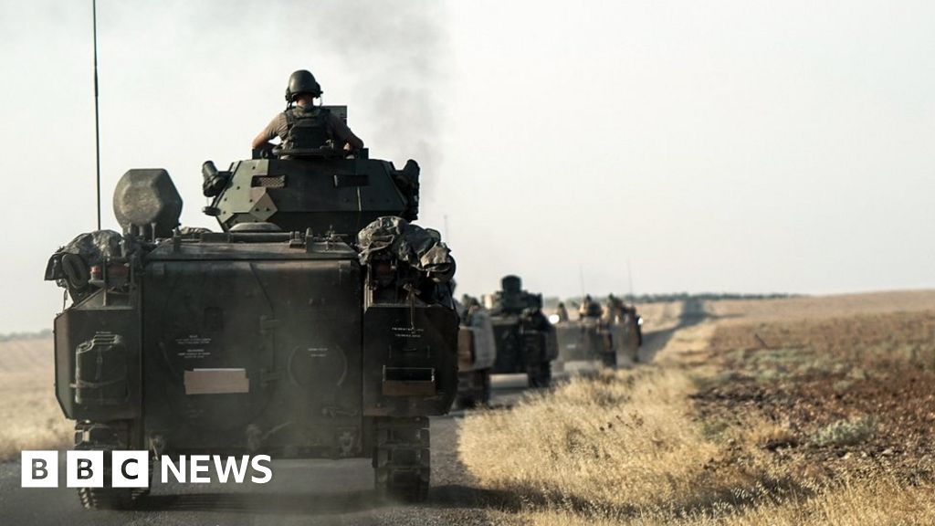 Syrian war: Turkey suffers first death in cross-border campaign - BBC News