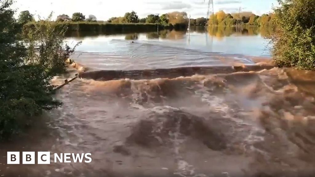 Fields turned into torrent near Powick as Teme breaks its banks - BBC News