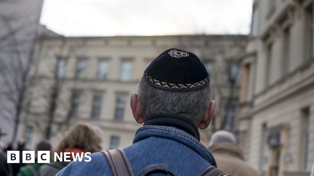 French Jews' fears 'intolerable' - Francois Hollande - BBC News