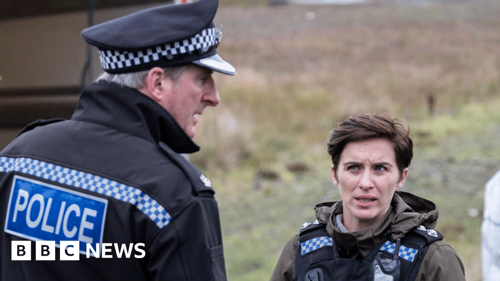 Traditional TV viewing holds off streaming, Ofcom reveals - BBC News