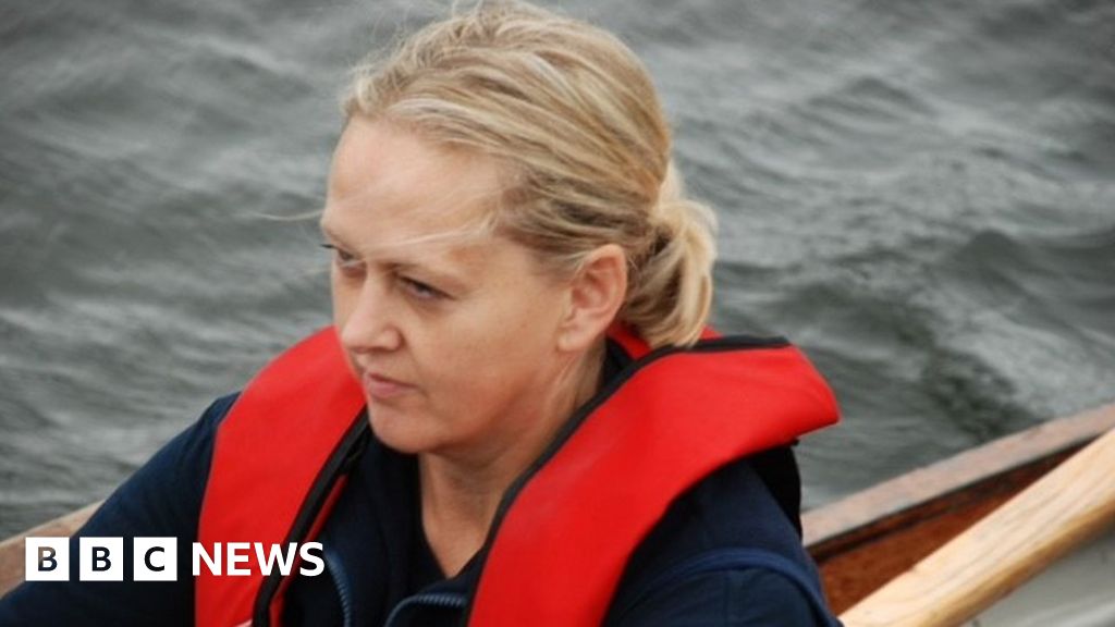 Robyn Mercer murder probe police search property - BBC News