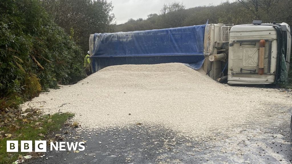Roche road blocked as overturned lorry causes china clay spill - BBC News