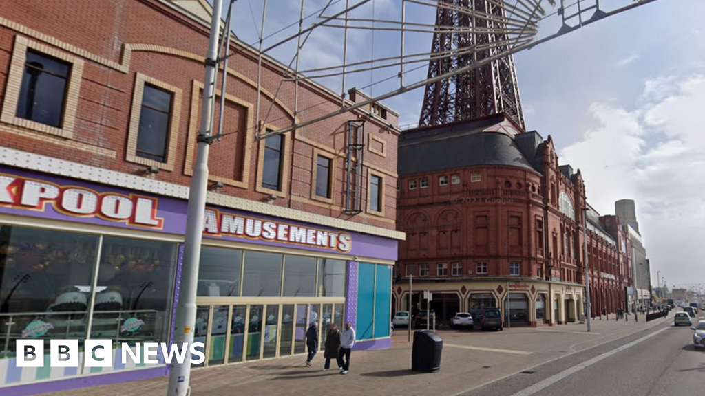 Man dies after being hit by bus on Blackpool Promenade - BBC News