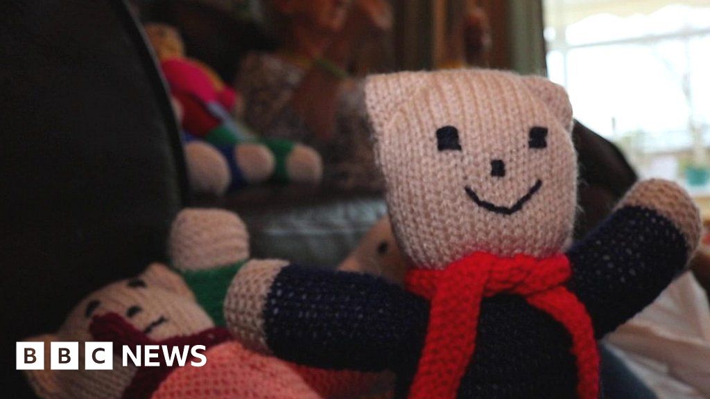 Phyllis Reeve, 91, knits teddies for children around the world - BBC News