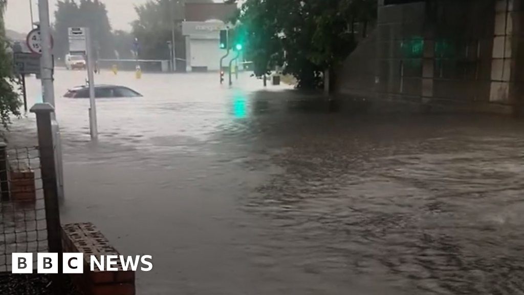 Worksop: Heavy rainfall causes flash flooding in town - BBC News