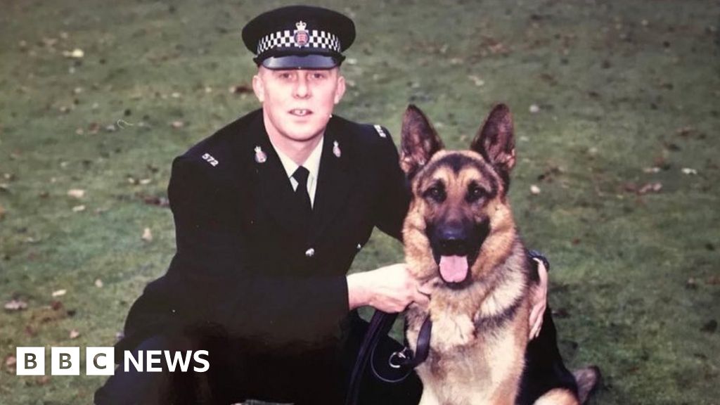 Essex Police dog handler campaigns for memorial - BBC News