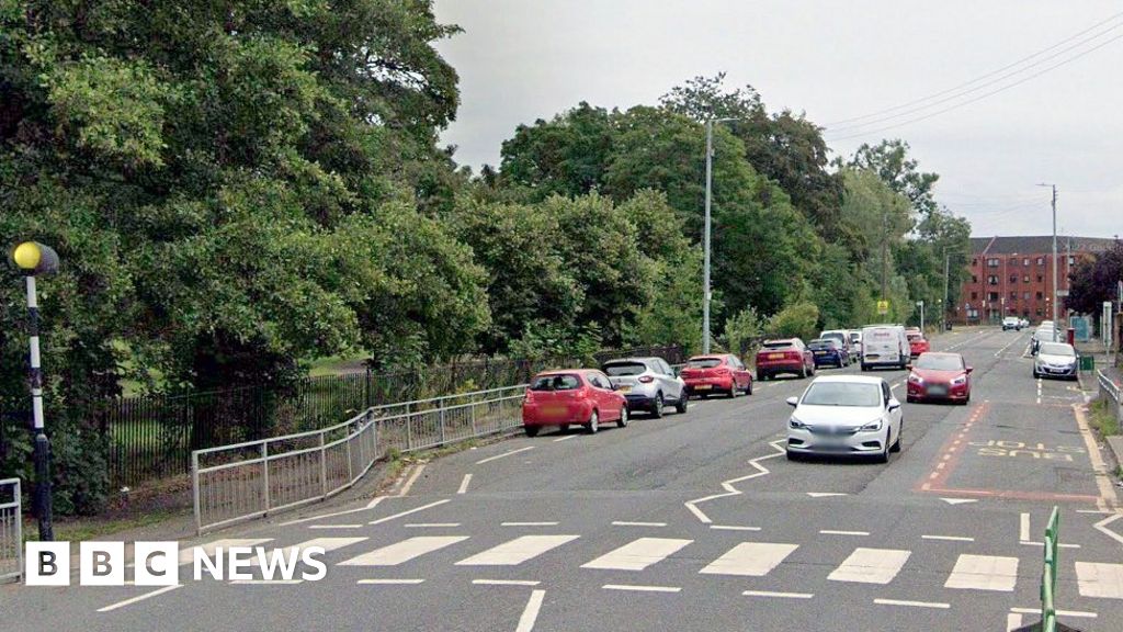 Man, 20, hit by car in attempted murder in Glasgow - BBC News