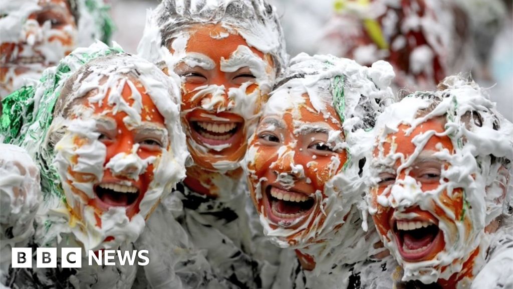 St Andrews students celebrate Raisin Monday - BBC News