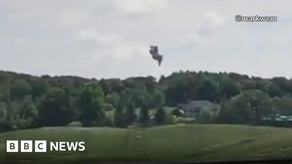 Blimp flying over US Open golf contest crashes - BBC News