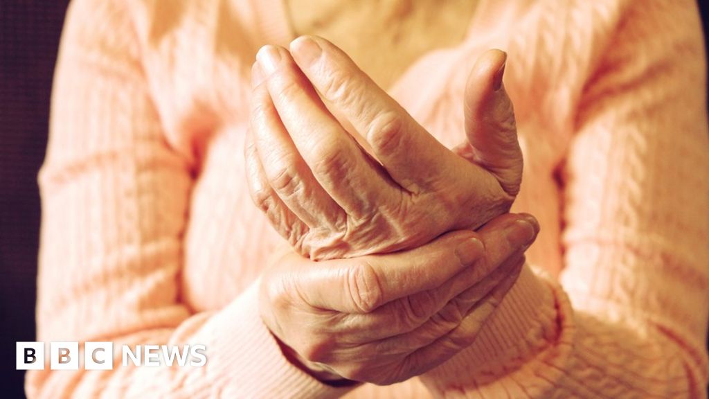 Chronic pain affects 400,000 people in NI - BBC News
