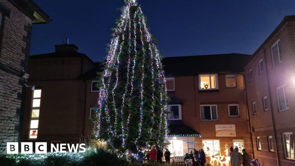 Sheffield Christmas lights wish granted for 101-year-old - BBC News