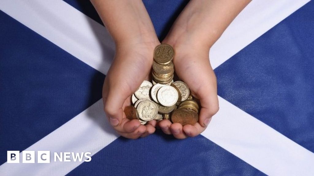 Scottish economy barely growing, report shows - BBC News