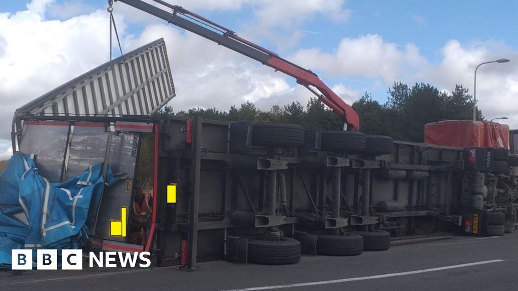 Lorry full of chickens overturns on A303 in Wiltshire - BBC News