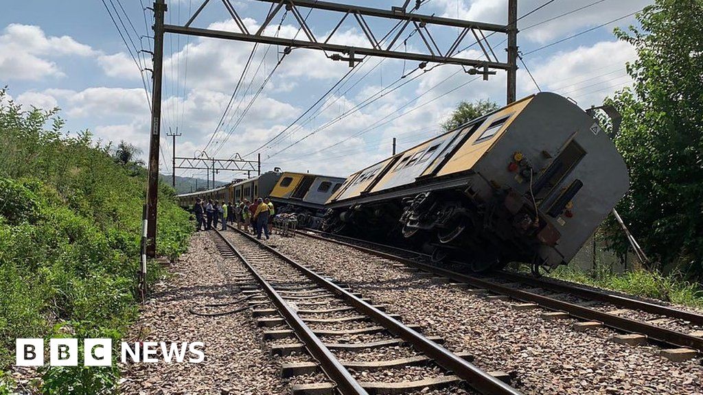 SA train collision leaves 600 injured - BBC News
