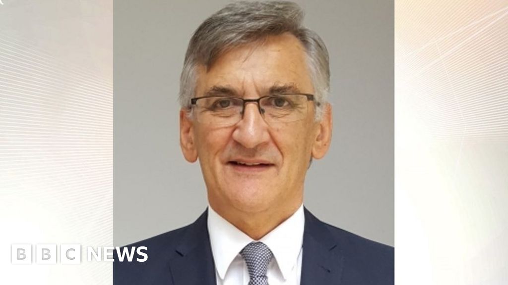 Omicron: Warwickshire councillor's 'dangerous' mask tweet - BBC News