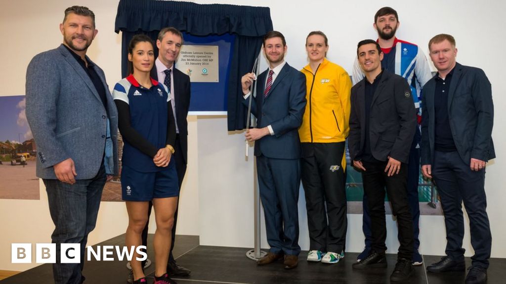 Anthony Crolla and Paul Scholes open Oldham's new leisure centre - BBC News
