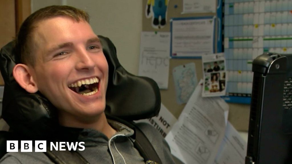 Stephen Hawking memorial: Student to honour 'role model' - BBC News