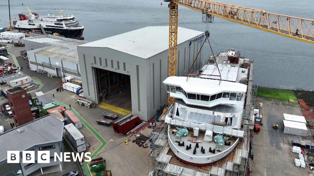 Wheelhouse lifted onto delayed Hull 802 ship - BBC News