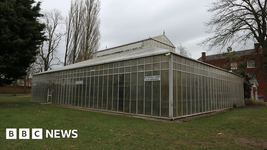 Sir Joseph Banks conservatory to house crocodiles at Woodside - BBC News