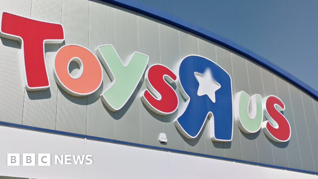 Southampton's former Toys R Us re-opens for Ukraine aid donations - BBC ...