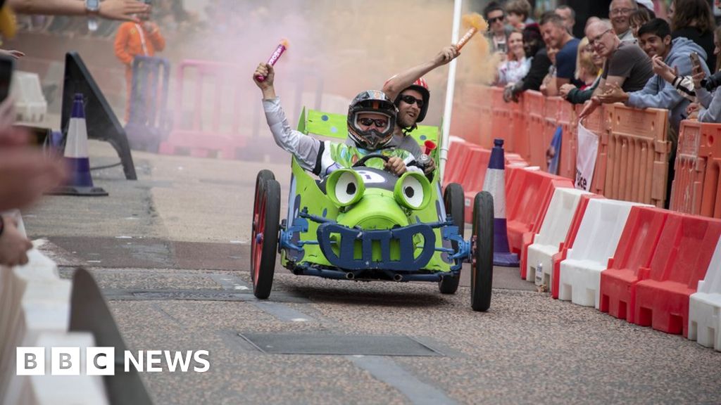 Thousands turn out for Wolverhampton's soapbox racing event - BBC News