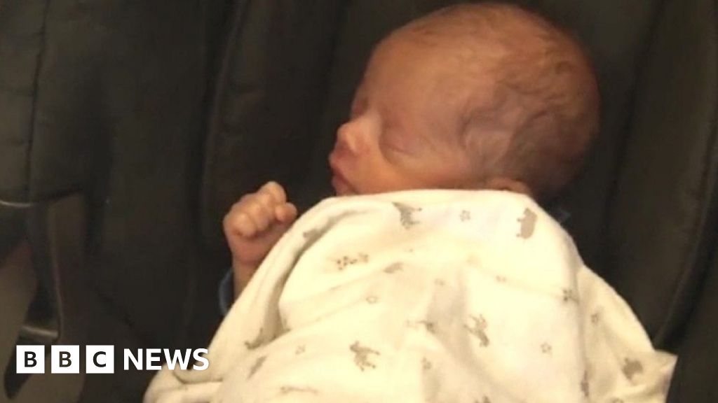 Rare identical triplets go home in Kansas City, Missouri - BBC News