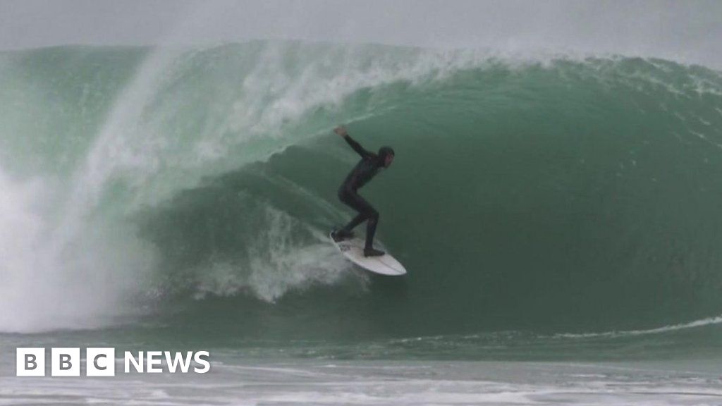 Hurricane Epsilon: Surfers tackle 20ft waves in Cornwall - BBC News