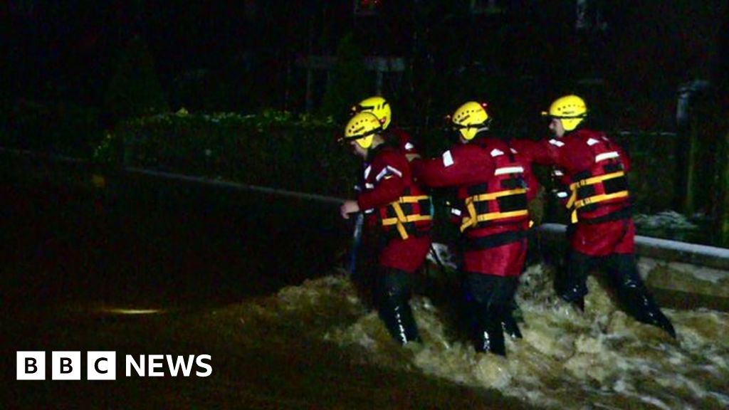 River levels at 45-year high in Aberdeen, as heavy rain hits - BBC News