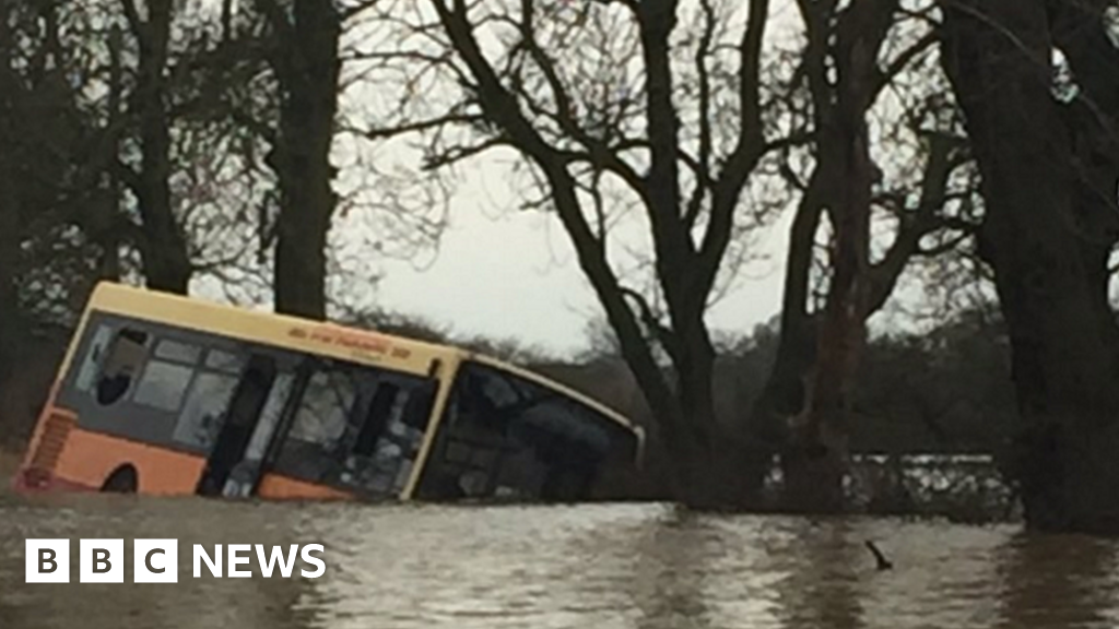 York flood bus driver suspended from duty - BBC News