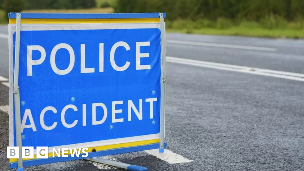 Woman dies after car and lorry crash on M8 near Edinburgh - BBC News