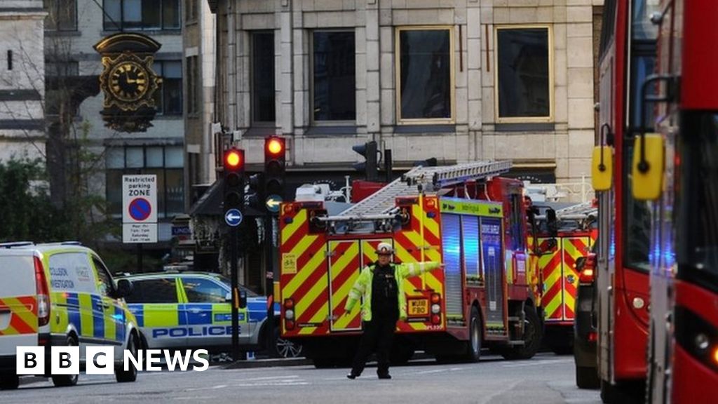 London Bridge witness 'kicked suspect to dislodge knife'