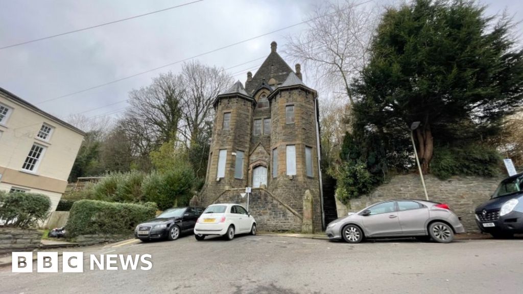 Lowry painting of Merthyr Tydfil synagogue sells for £277,000 - BBC News