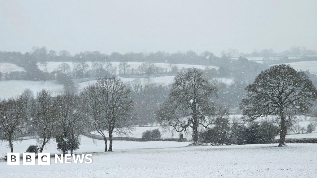 Snow causes disruption to travel and schools in East Midlands - BBC News