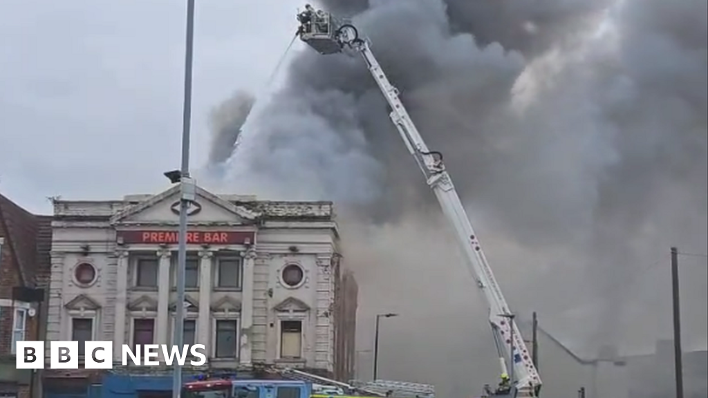 Anlaby Road fire: Crews tackle major blaze on busy Hull route - BBC News