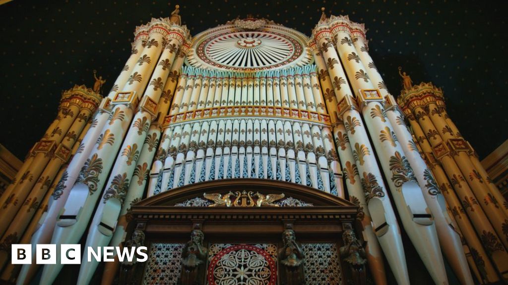 Giant Leeds Town Hall organ fully dismantled for revamp - BBC News