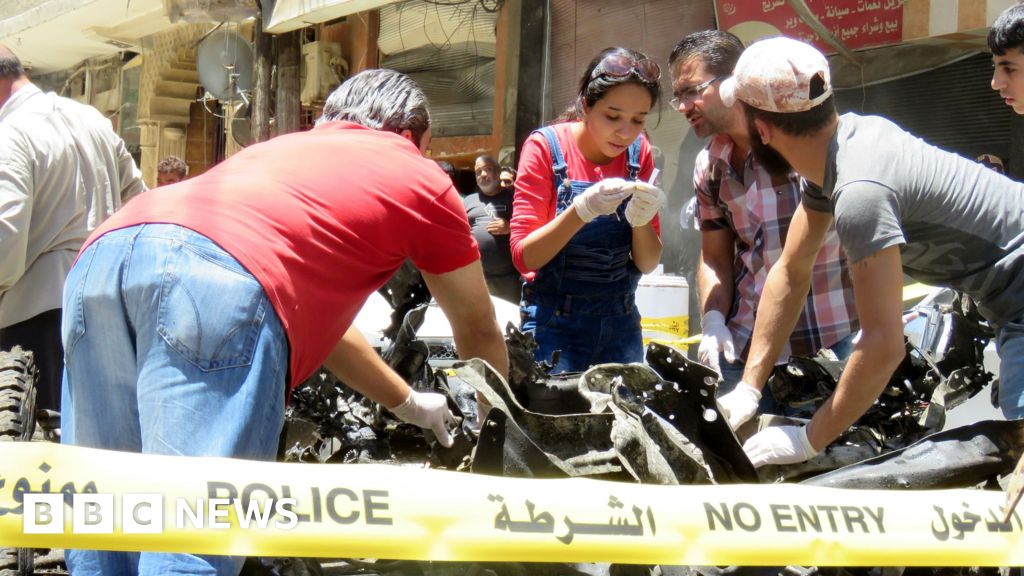 Syria: Bombings rock Damascus suburb Sayyida Zeinab - BBC News