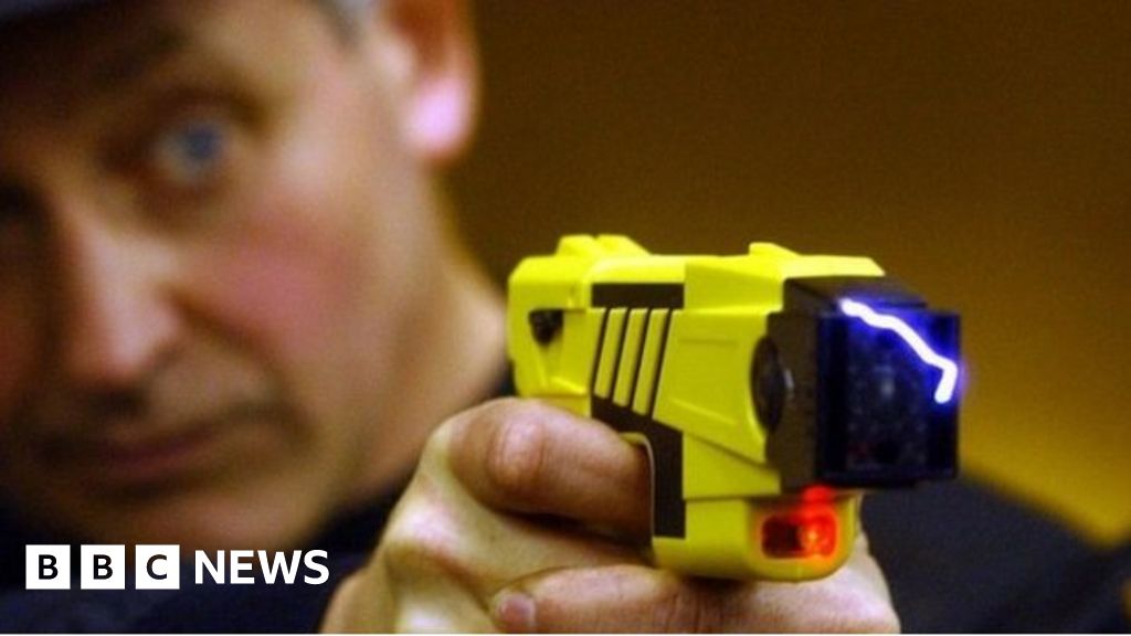 Drunk man did not remember Taser use by police - BBC News