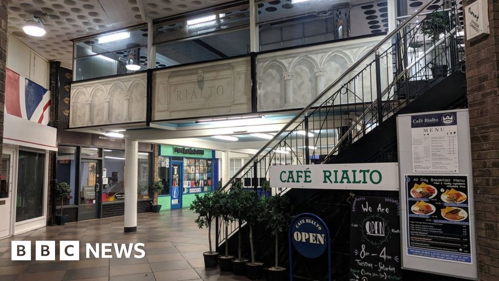 Leicester arcade cafe to close after 60 years - BBC News