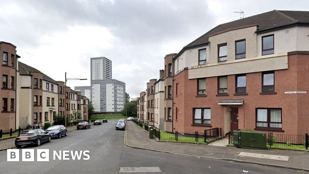 Police hunt two men after Maryhill attempted murder - BBC News
