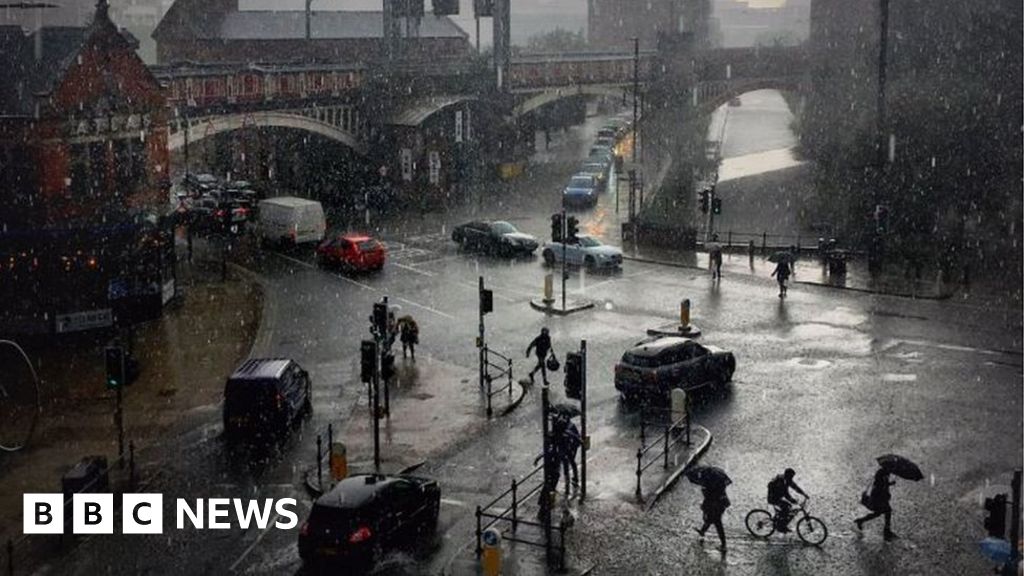 Lowry comparison for Manchester photographer's rain-soaked scene - BBC News
