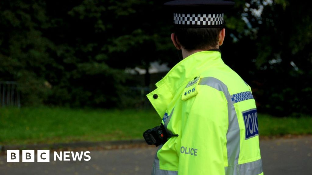 Edinburgh tourists scammed by fake police officers - BBC News